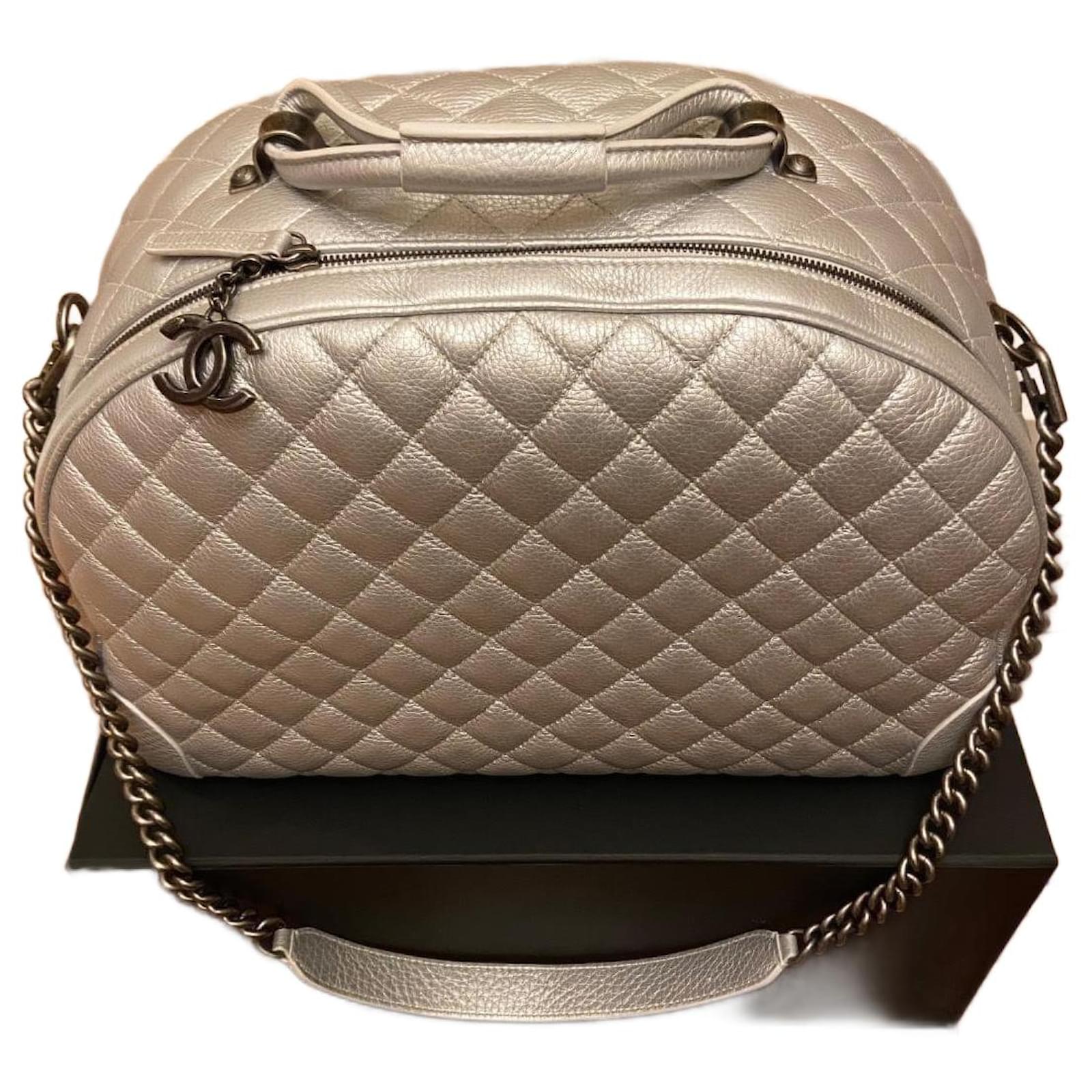 Vanity Chanel travel bag Metallic Leather ref.1816984 - Joli Closet