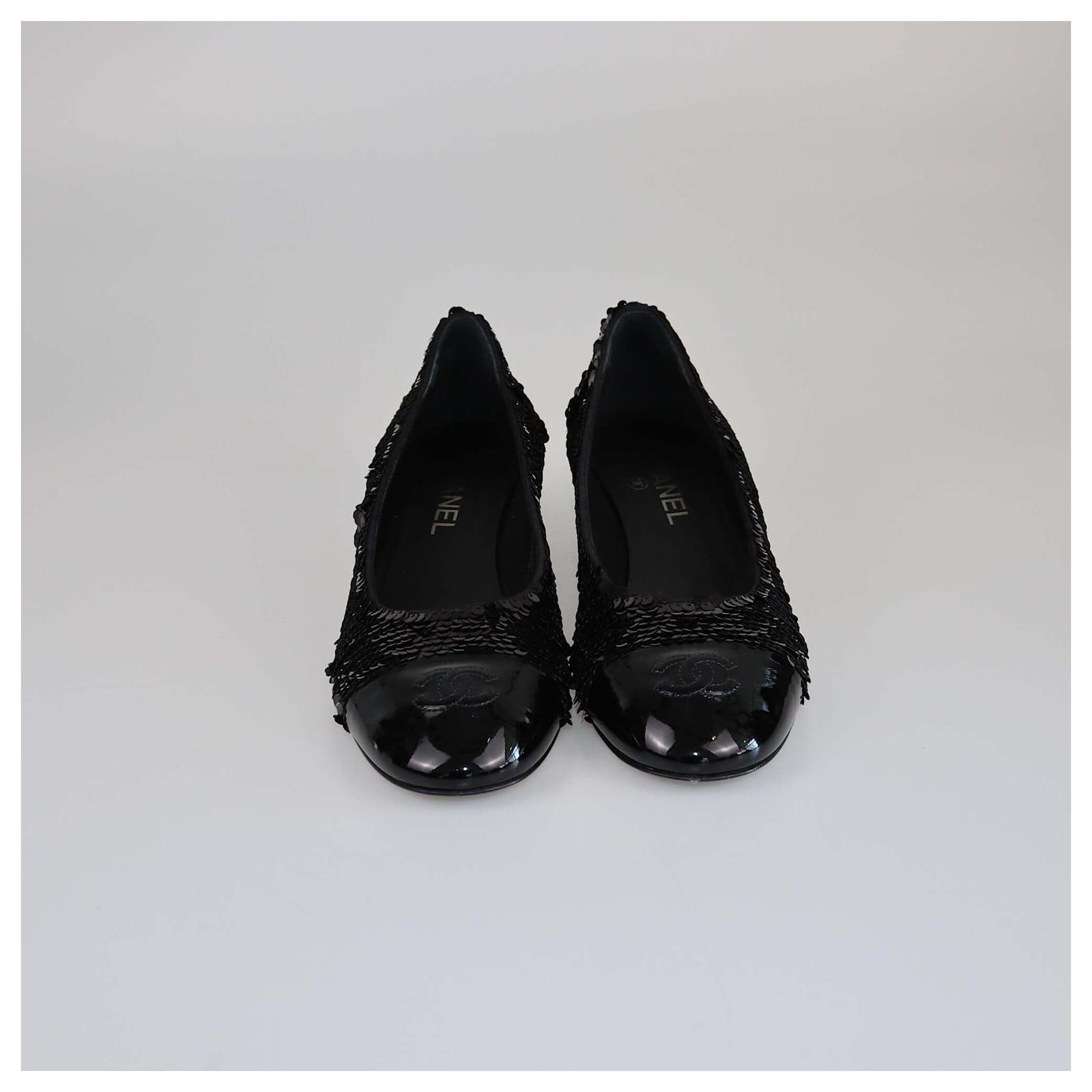 Chanel Black Cap Toe Pumps Leather ref.1820094 - Joli Closet