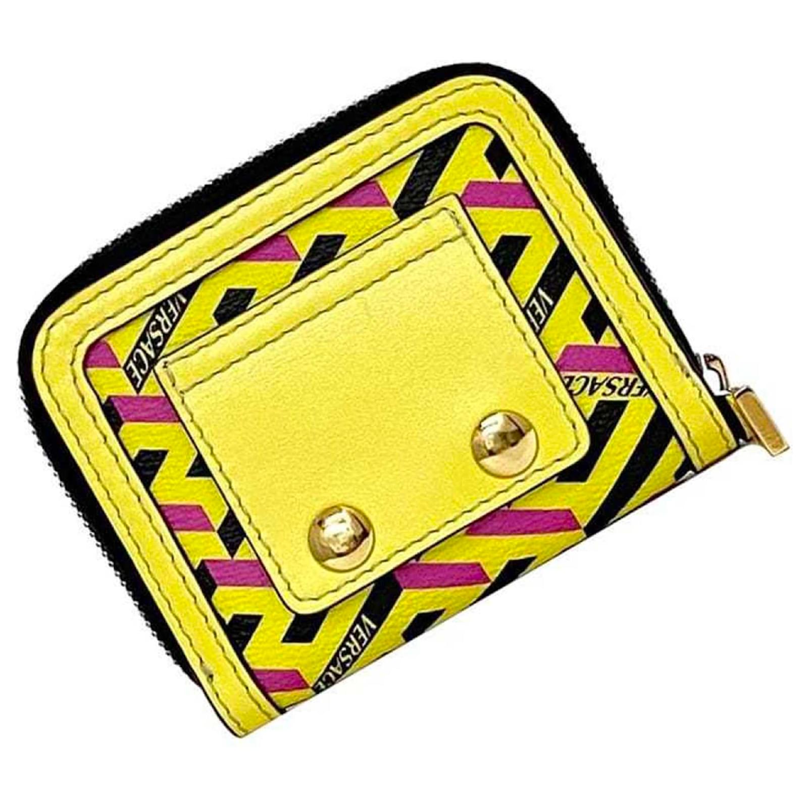 Versace Yellow Leather Coin Purse ref.1854577 - Joli Closet