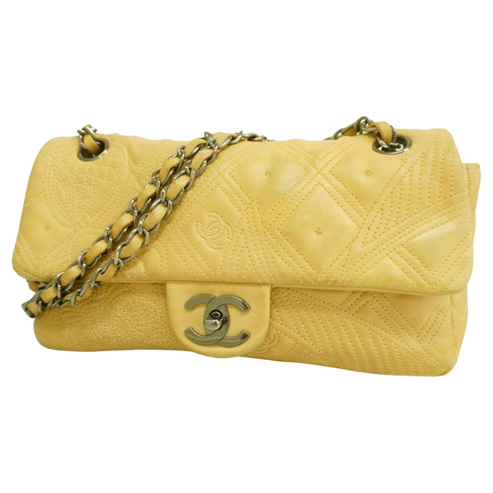 Chanel Timeless Yellow Leather ref.1929081 - Joli Closet