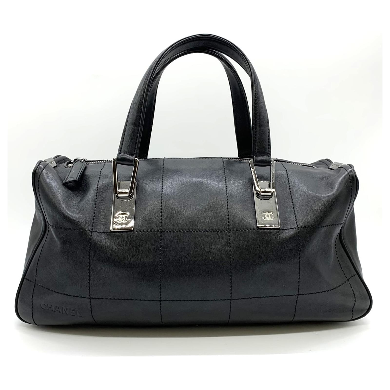 Chanel Chocolate Bar Handbag Black Leather ref.1999233 - Joli Closet