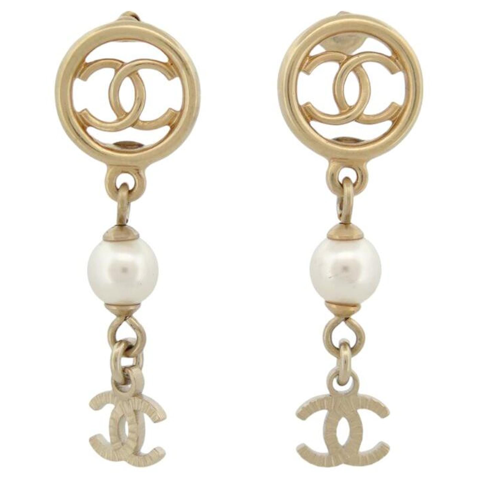 NEUF BOUCLES D'OREILLES CHANEL PENDANTES LOGO CC PERLE METAL DORE ...