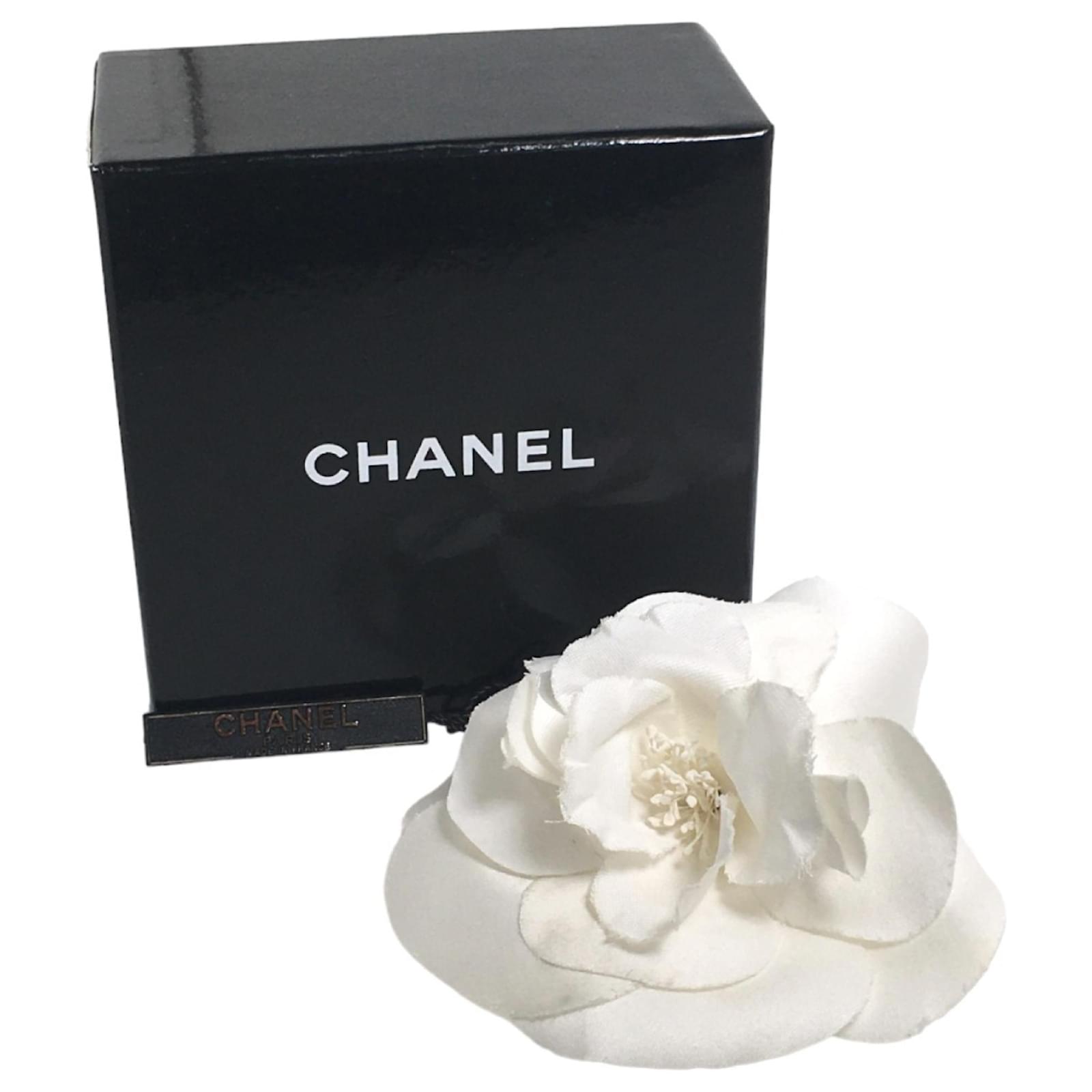 Chanel Camellia Brooch in White ref.2020159 - Joli Closet