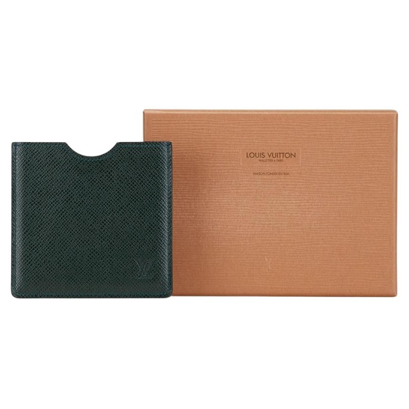 Louis Vuitton Taiga Floppy Disk Case Card Green Leather ref.2039412 ...