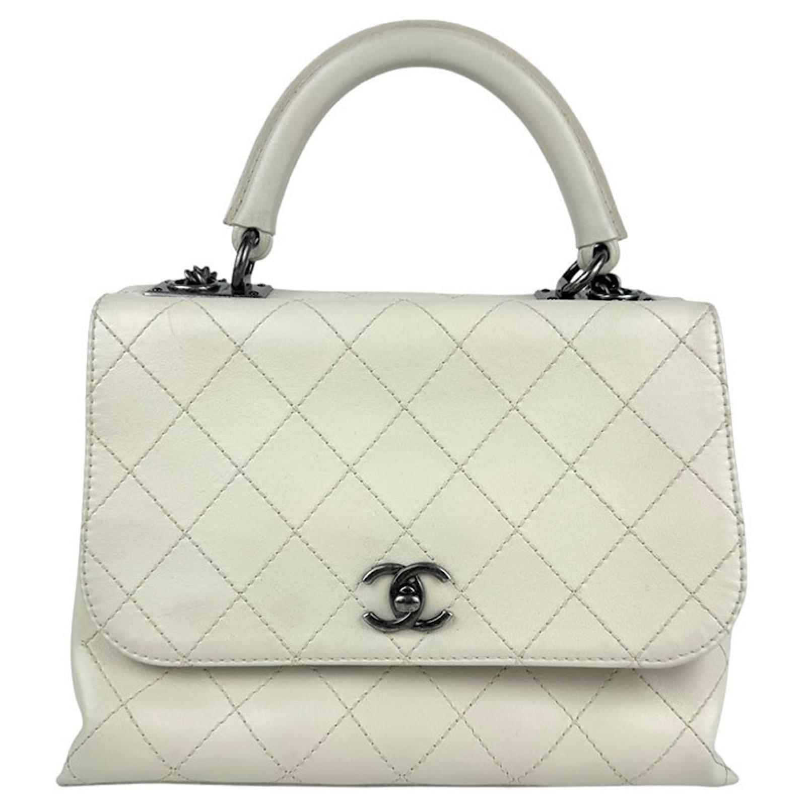 Chanel Ivory Leather Handbag Cream ref.2044693 - Joli Closet