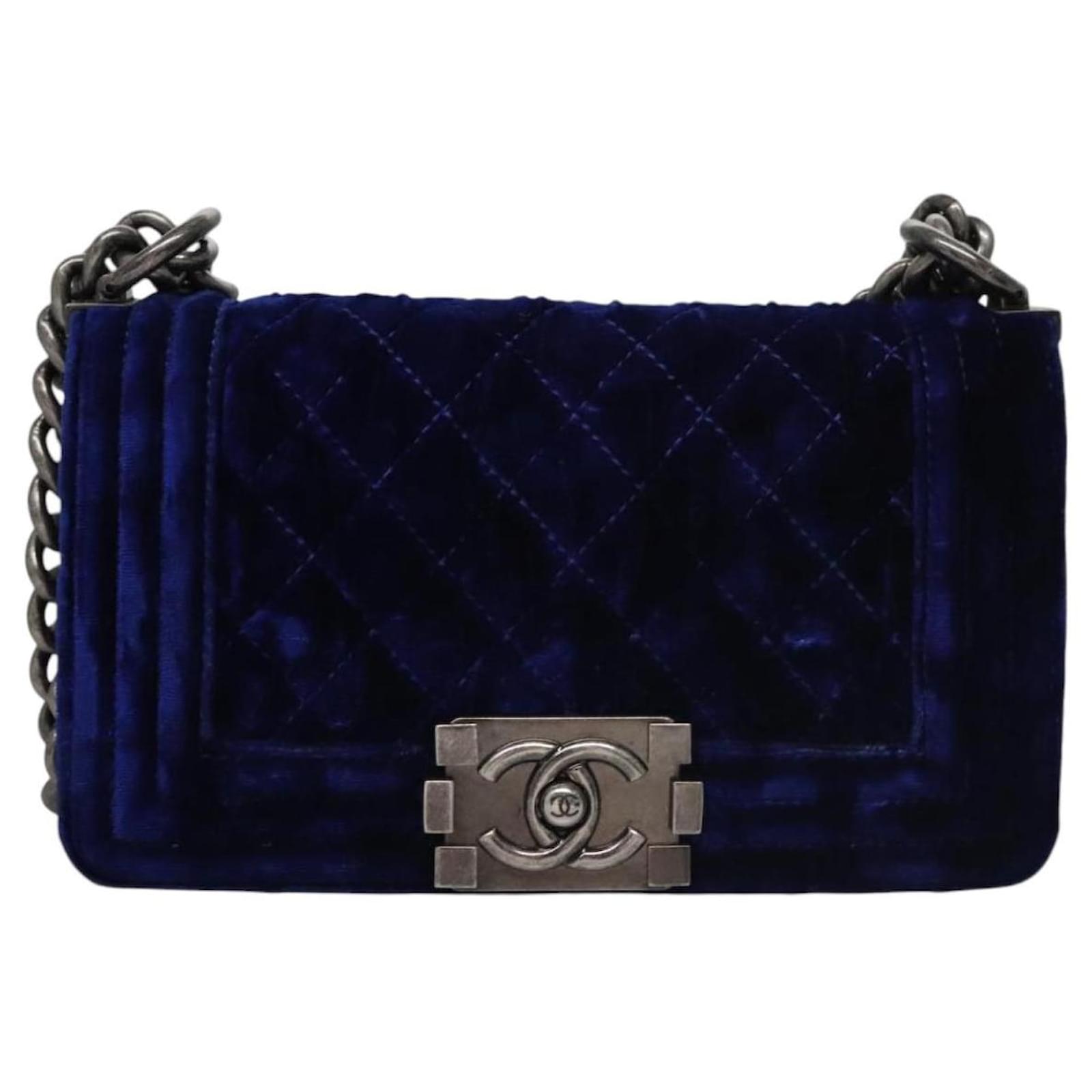 Chanel Boy Blue Velvet ref.2070558 - Joli Closet