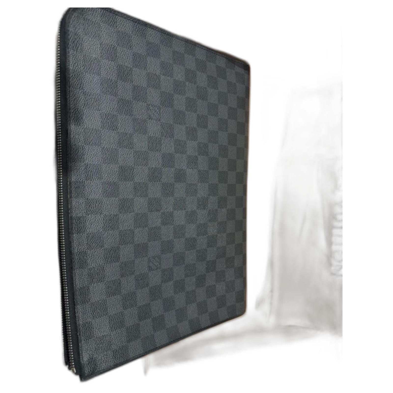 Louis Vuitton pouch Black Leather ref.2104860 - Joli Closet