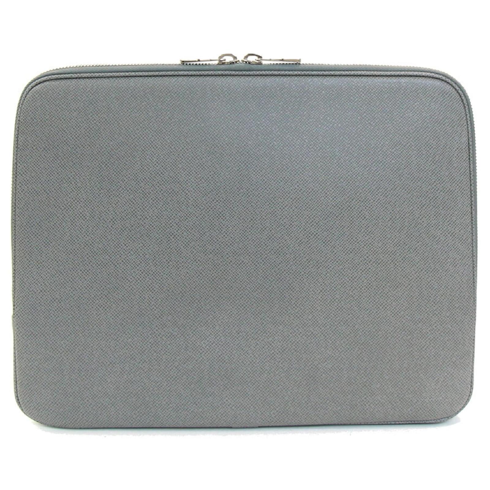 Louis Vuitton Taiga Computer Sleeve in Glacier ref.2112748 - Joli Closet