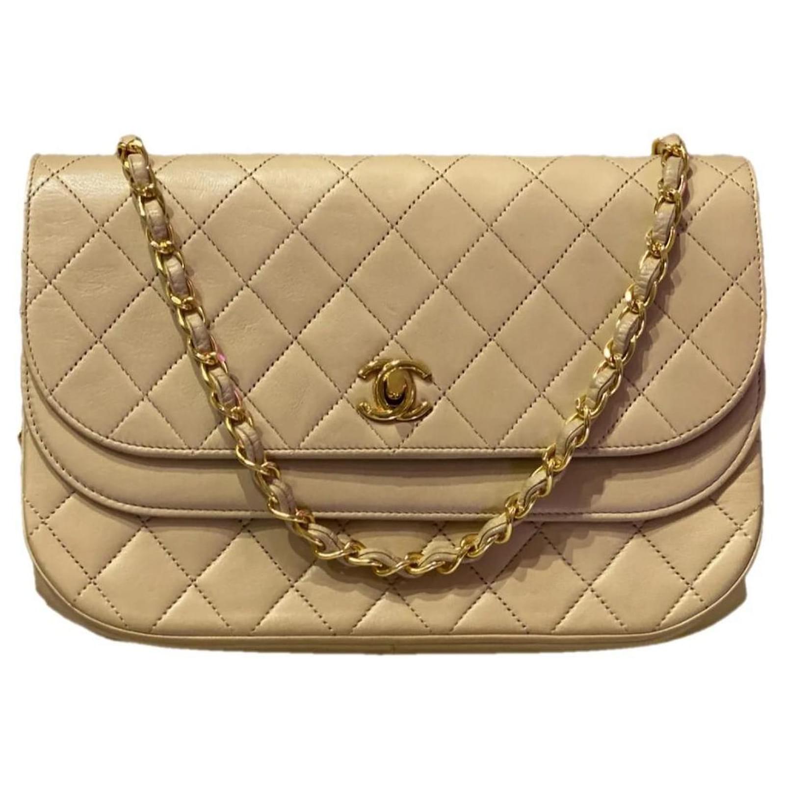 Timeless Chanel Handbags Beige Lambskin ref.2134050 - Joli Closet