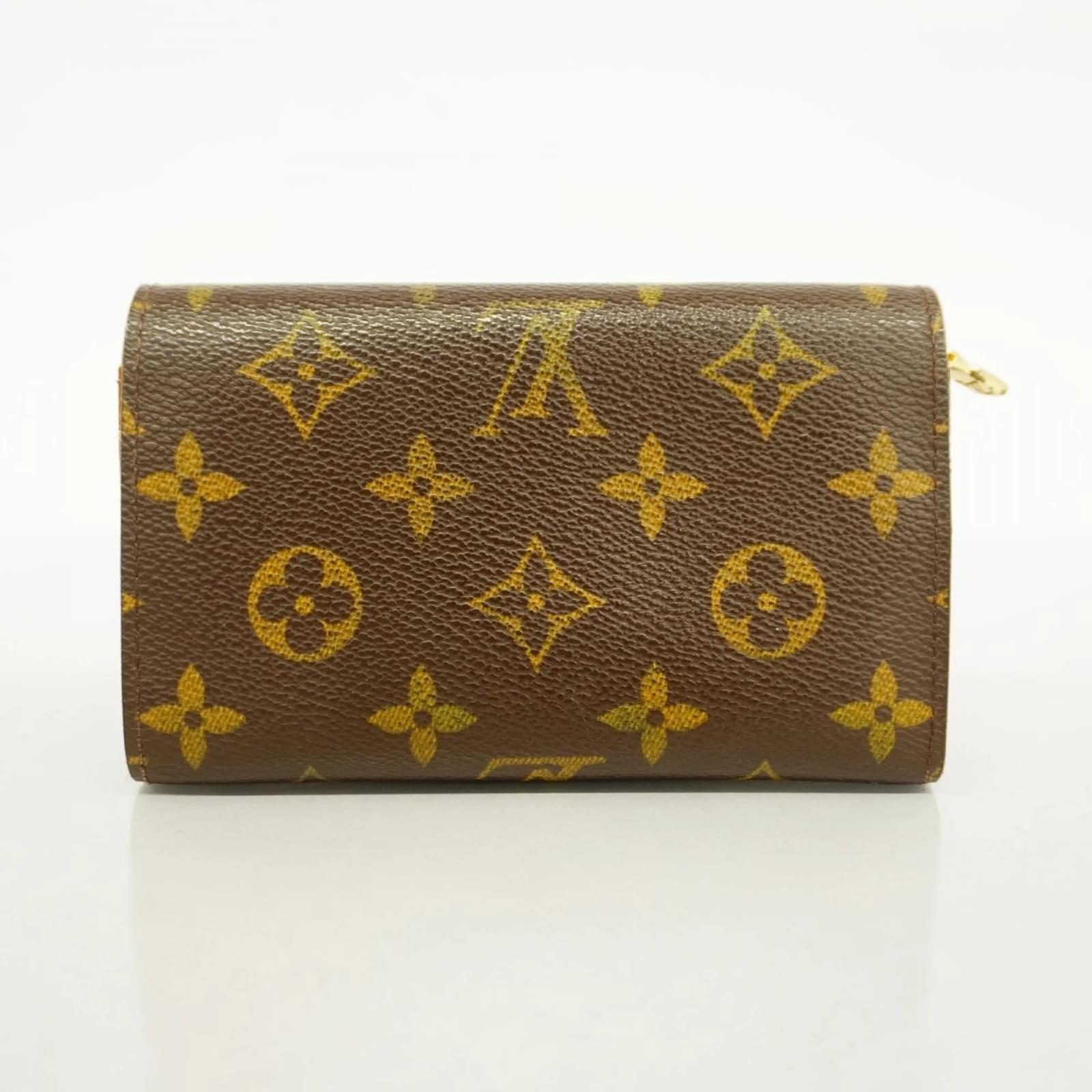 Chanel Black Patent Leather Shoulder Wallet ref.2176647 - Joli Closet