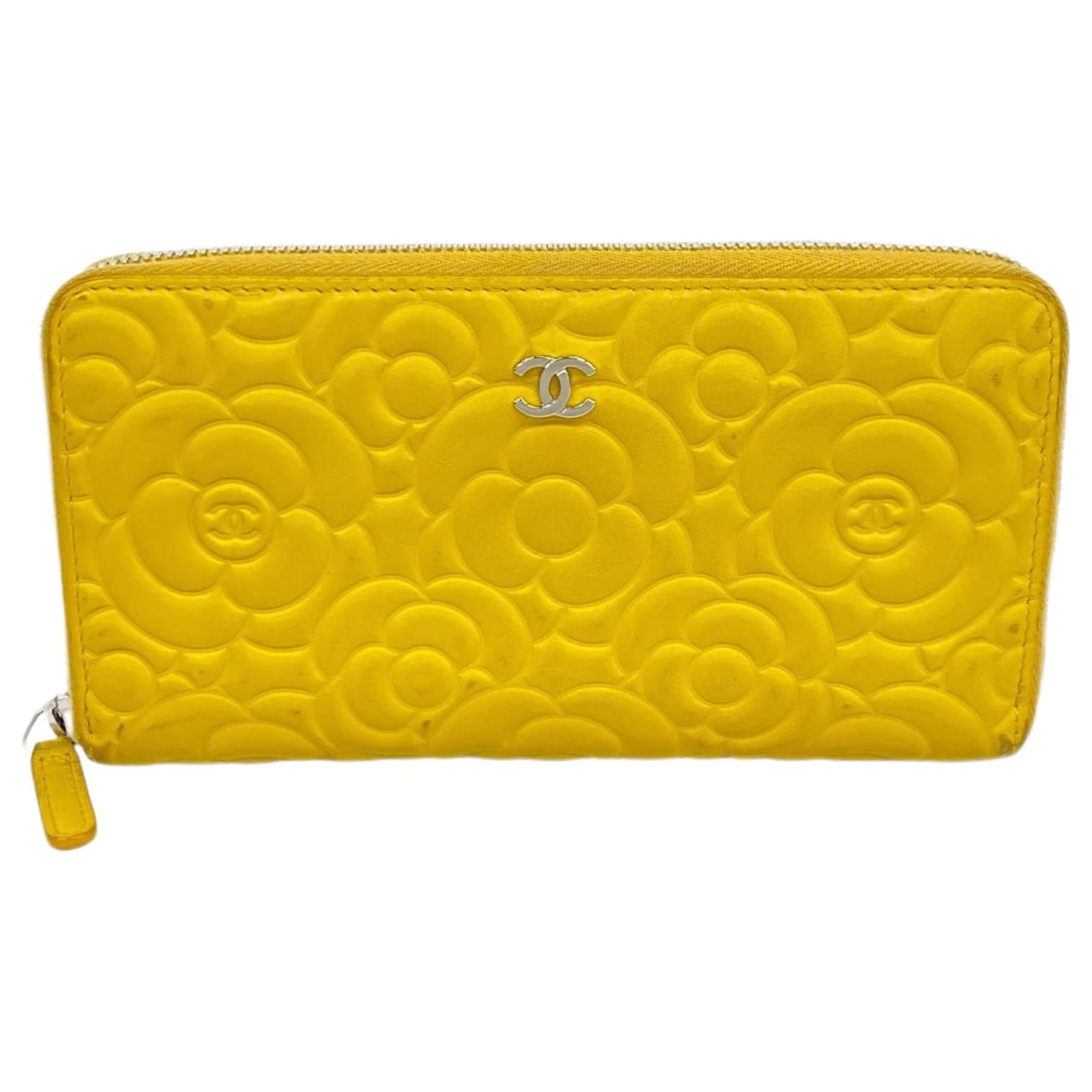 Chanel Long Wallet in Yellow Lambskin Leather ref.2273394 - Joli Closet