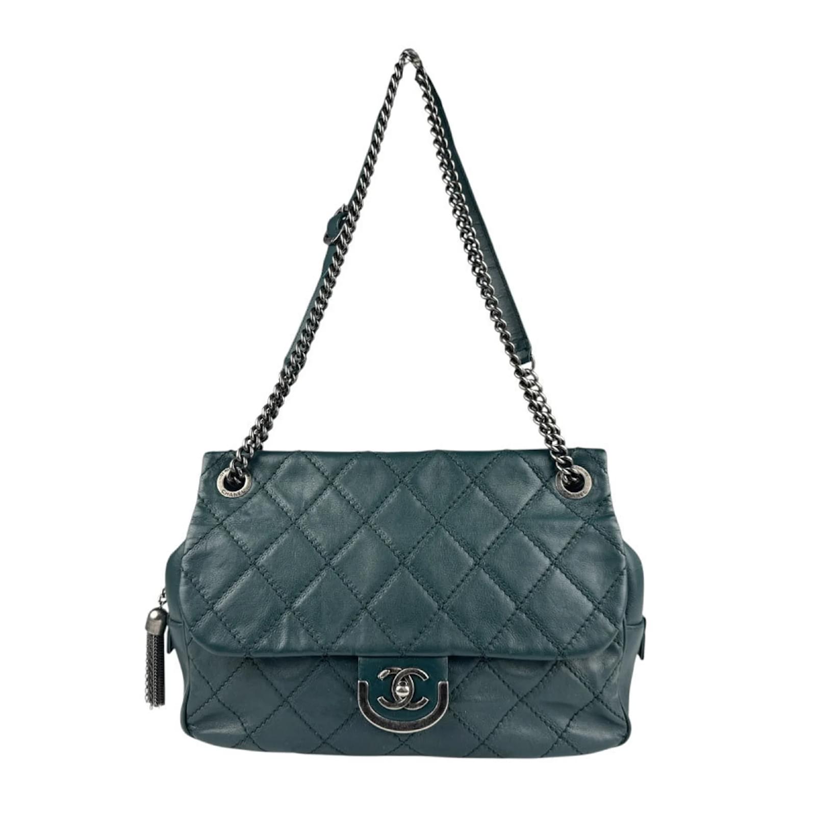 Chanel Green Leather Shoulder Bag ref.2325204 - Joli Closet