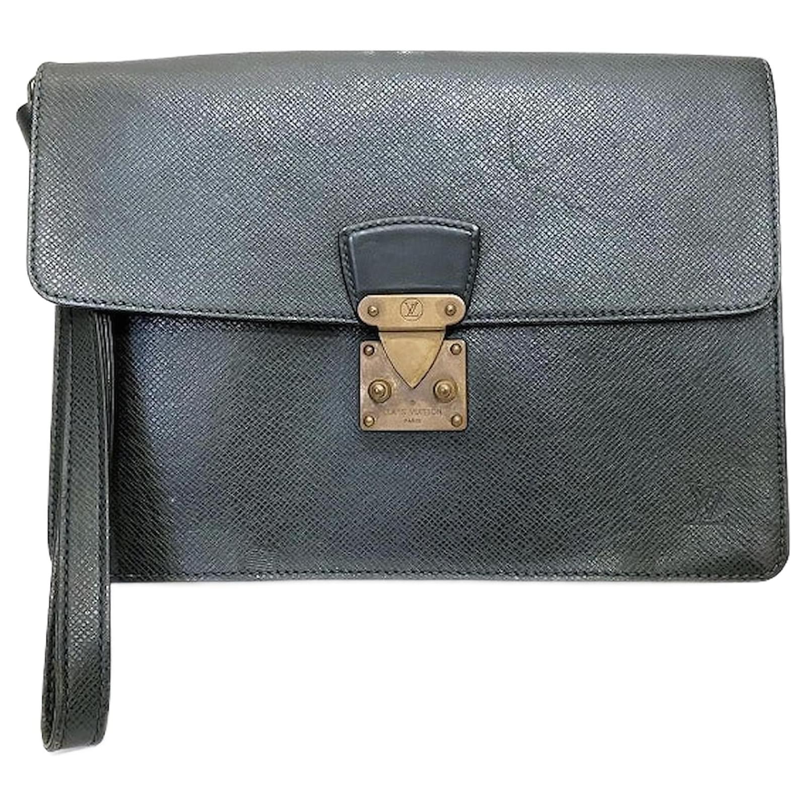 Louis Vuitton Clad Taiga Clutch Bag Black Leather ref.2357550 - Joli Closet