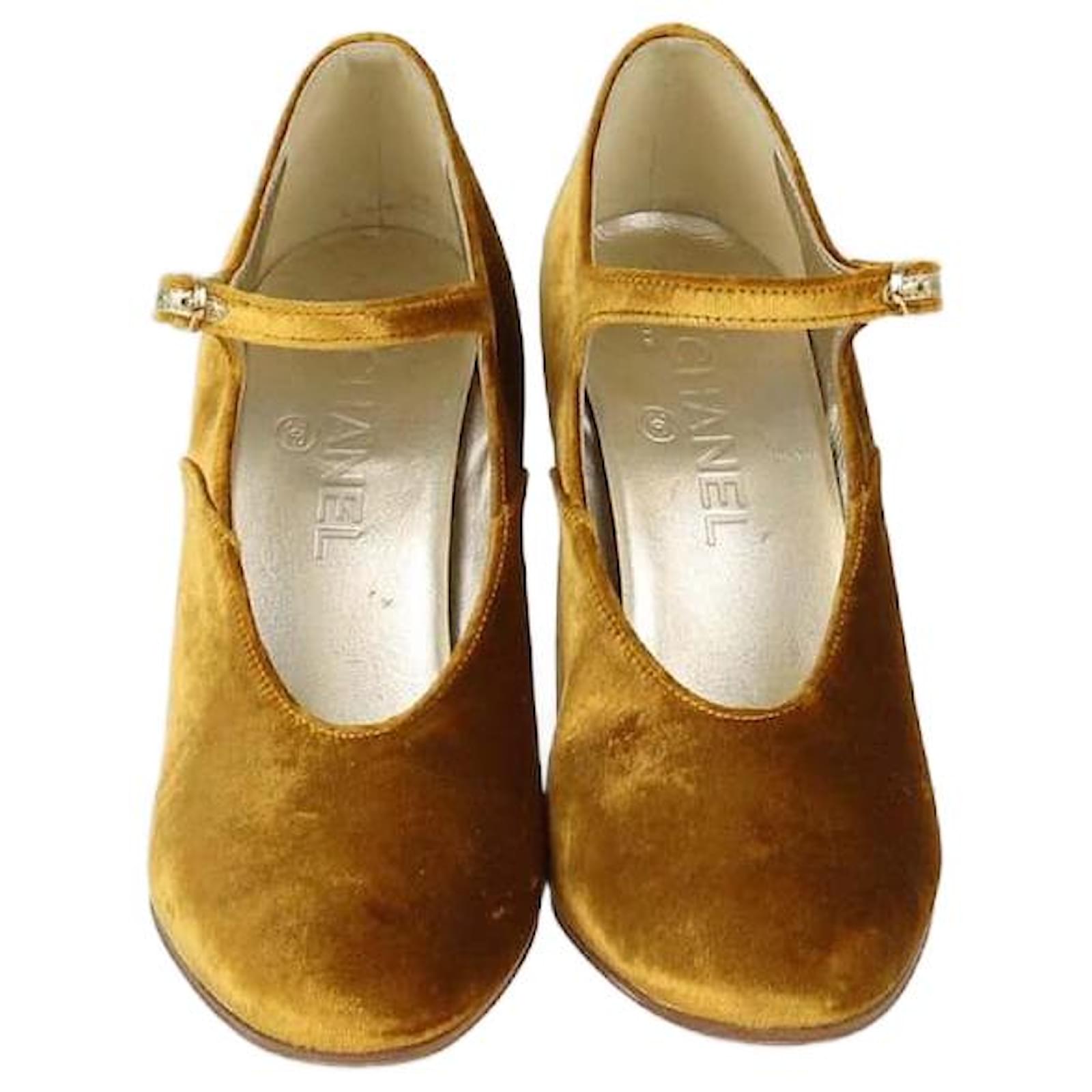 Chanel Gold Mary Jane Pumps Golden Velvet ref.2419735 - Joli Closet