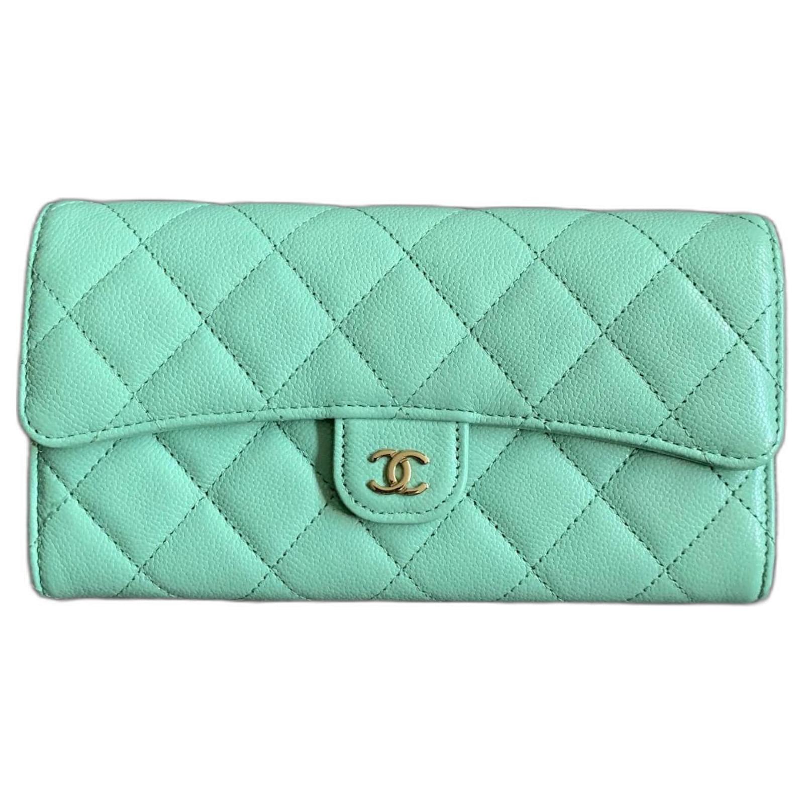 Chanel Timeless Classique wallet Light green Leather ref.2465351 - Joli ...