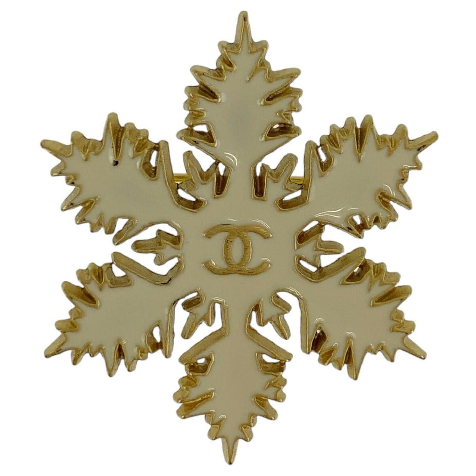 Timeless Chanel Coco Mark Snow Brooch White Metal ref.2475154 - Joli Closet