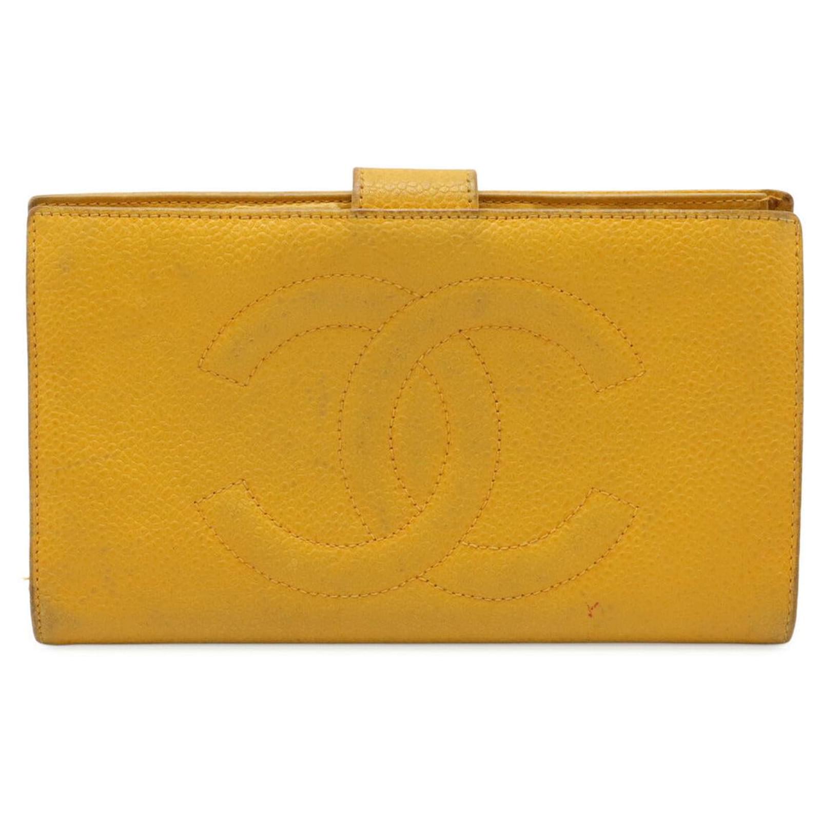 Chanel Caviar Leather Long Wallet Yellow ref.2490968 - Joli Closet