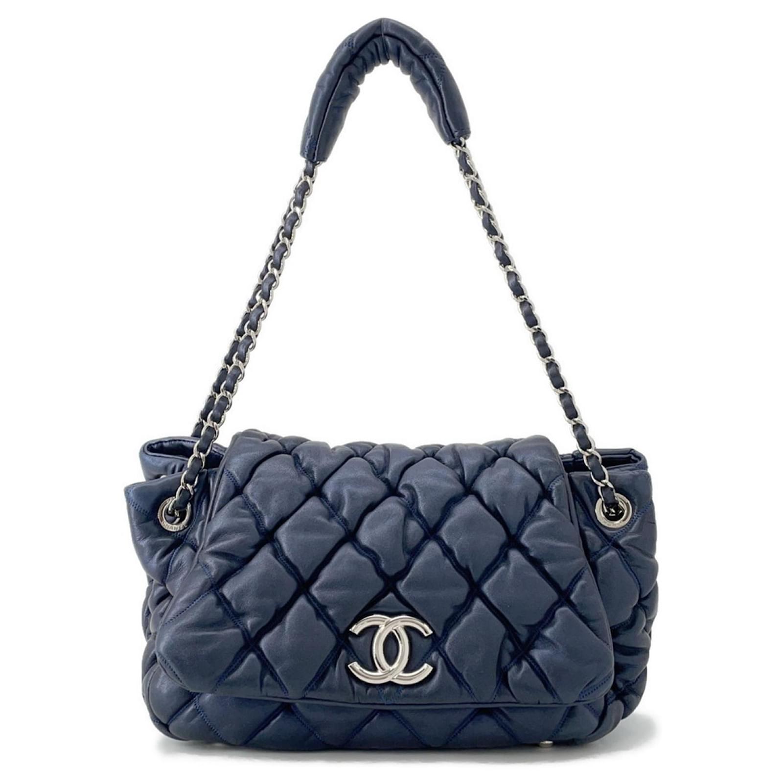Chanel Navy Leather Shoulder Bag Navy blue ref.2632415 - Joli Closet